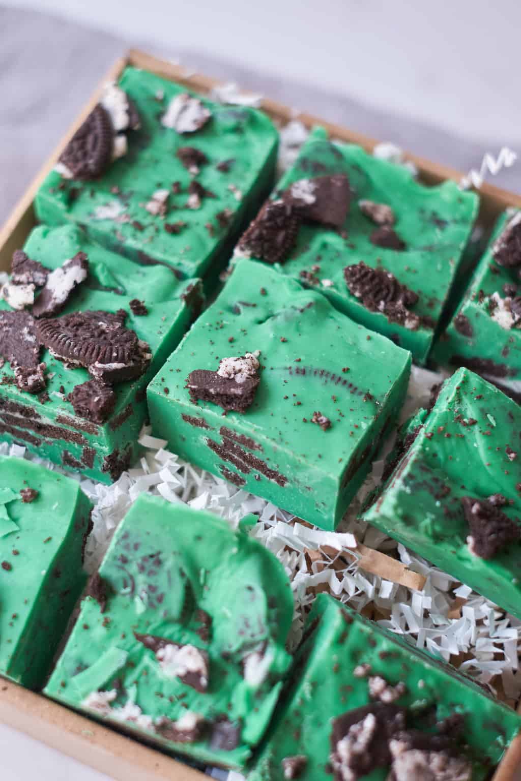 5 Ingredient Mint Oreo Fudge (No Bake) - Recipes From A Pantry